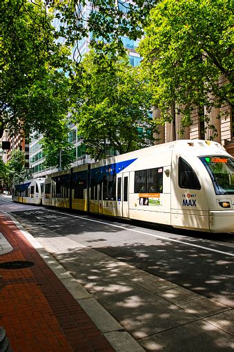이미지배경온도 Trimet 최대 경전철로 시내에서 포틀랜드 오리건 거리에 대한 스톡 사진 및 기타 이미지 거리 교통 교통