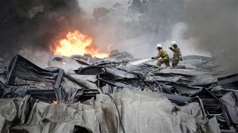 Pabrik Tiner Di Tangerang Terbakar