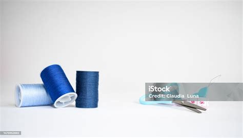 바느질 키트는 흰색 배경에 서로 다른 색조의 파란색 실 스풀 3 개 가위 및 측정 테이프로 구성됩니다 복사 공간 0명에 대한 스톡 사진 및 기타 이미지 Istock