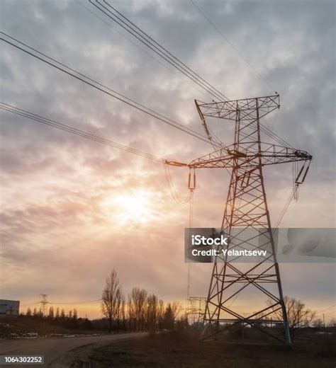 높은 전압 전원 라인입니다 전기 배급 역입니다 고전압 전기 전송 탑입니다 변압기와 전원 라인 분배 전기 변전소 관세에 대한 스톡 사진 및 기타 이미지 Istock