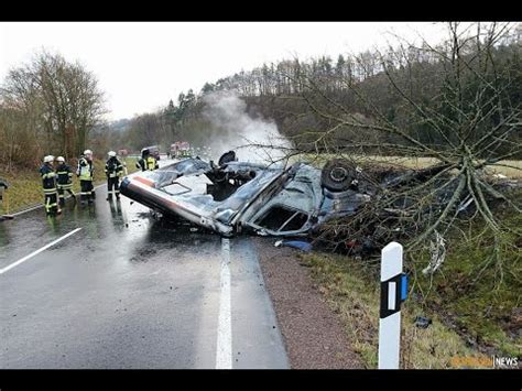 Rettungswagen explodiert während Einsatzfahrt schwerer Unfall YouTube