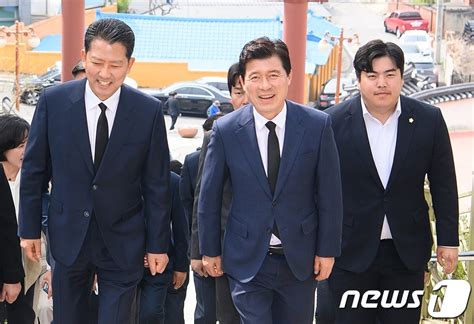 충혼탑 오르는 구자근 뉴스1