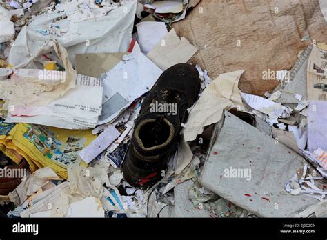 Altpapier für Recycling auf einer Deponie Waste paper for recycling in a landfill Stock Photo