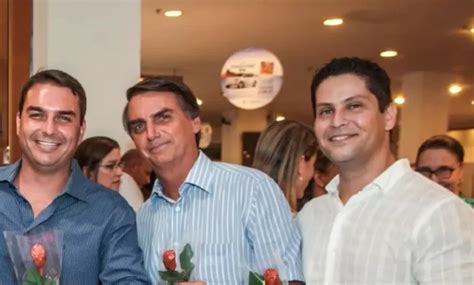 Flávio Bolsonaro Usou R 200 Mil Em Espécie Para Abrir Loja Diz Ex