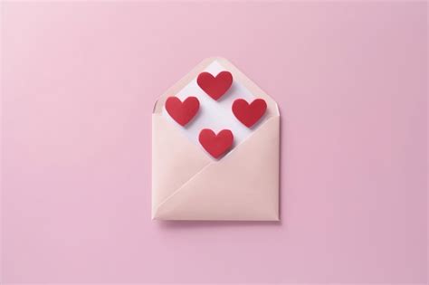 Envelope De Papel Decorado Com Coração Em Um Fundo Rosa Gerado Ai