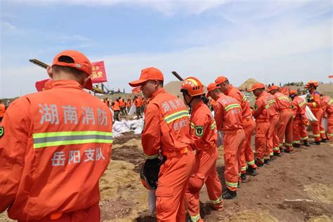 搜救、搬运、筑堤、清障岳阳消防持续奋战在抢险救援一线