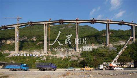 广东清远：阳山杜步段高架桥二号桥合拢 人民图片网