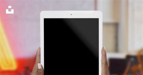 흰색 Ipad를 들고 있는 사람 사진 Unsplash의 무료 기술 이미지