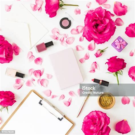 화장품립스틱 아이 섀도 매니큐어 핑크 장미 꽃 및 클립보드 노트북 흰색 바탕에 펜으로 패션 책상 구성 평면 위치 최고 볼 수 있습니다 뷰티 블로거 구성 0명에 대한 스톡