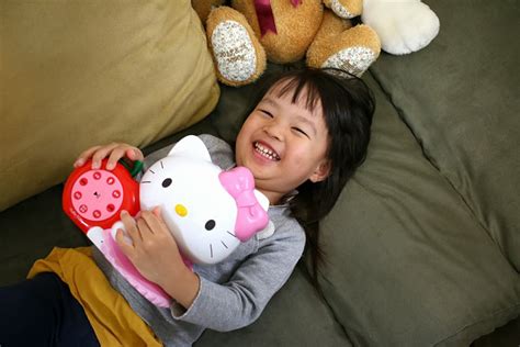 兔子洞裡的愛麗絲 Hello Kitty凱蒂貓故事機好可愛~~要團購嗎？ 媽媽少女心大噴發~~~😍😍😍