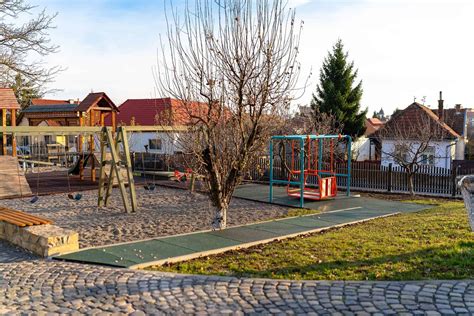 FOTO A fost amplasat un leagăn pentru copii cu dizabilități în curtea
