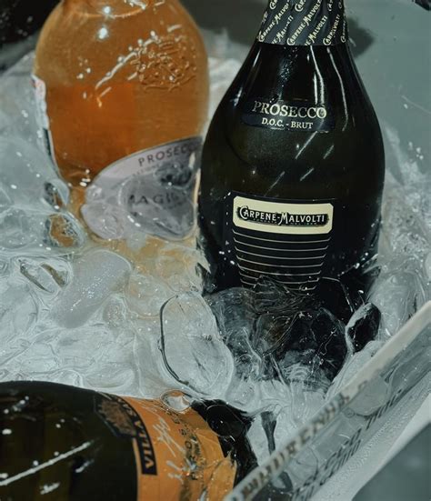 오늘 더 현대 서울에서 열린 프로세코 Doc 팝업 스토어에 다녀왔어요 다양한 종류의 프로세코 Doc와 프로세코 Doc 로제를 직접 맛볼 수 있는 좋은 기회였죠 전문