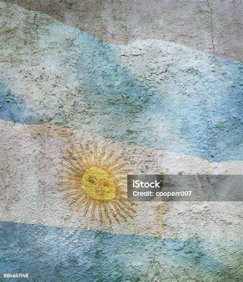 古い壁を背景にアルゼンチンの旗のイメージ お祝いのストックフォトや画像を多数ご用意 お祝い ひびが入った アルゼンチン Istock