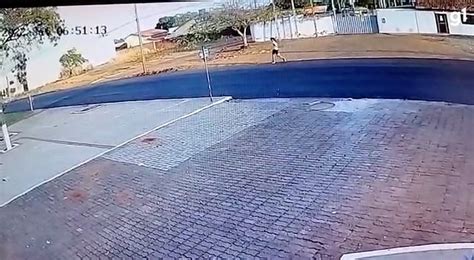 Vídeo mostra momento em que mulher é atropelada por caminhonete em Porto Nacional Tocantins G1