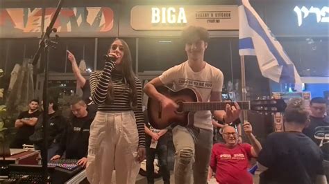 הדר הלוי ולירן קורן מחרוזת שירי ילדים של יהונתן גפן הפגנה כיכר גורן