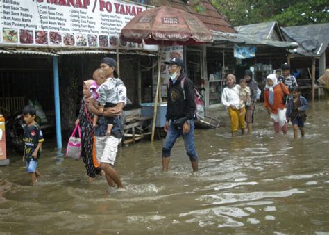 Foto Banjir Rob Di Kawasan Pantai Tanjung Pasir Tangerang