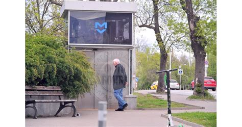 Стефан Димитров чака асансьор на улицата