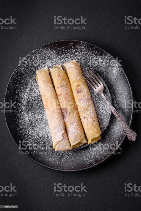 콘크리트 배경에 꿀과 과일을 곁들인 맛있는 신선한 구운 팬케이크 0명에 대한 스톡 사진 및 기타 이미지 0명 건강한 식생활 과일 Istock