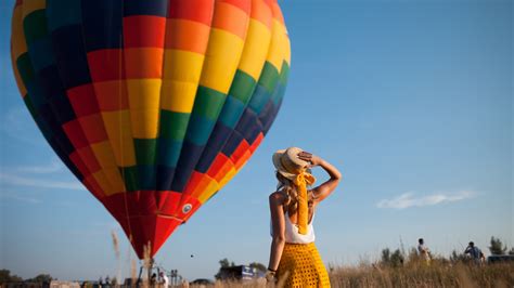 Картинки люди девушка воздушный шар обои 2560x1440 картинка №239658