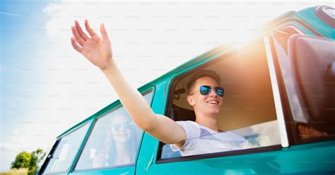 도로 여행에서 오래된 캠퍼밴 안에 있는 십대들 창 밖으로 손을 뻗는 소년 화창한 여름날 사진 Unsplash의 자동차