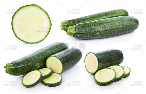 白色背景上孤立的绿色西葫芦蔬菜