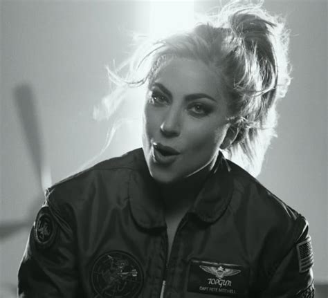 Corazón De Canción Lady Gaga Hold My Hand Letra En Inglés Y
