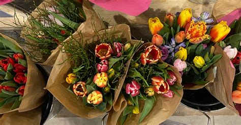 계절 꽃 기와 꽃 꽃 가게 꽃꽂이 꽃이 피는 노란 튤립 눈높이 다채로운 도시 쇼핑 도시 탐사 라이프스타일 매장 디스플레이 바닥 타일 바쁜 일과