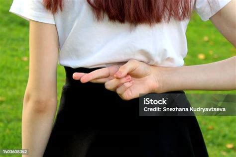 Ein Junges Mädchen Hält Ihre Hände Hinter Dem Rücken Und Drückt Die