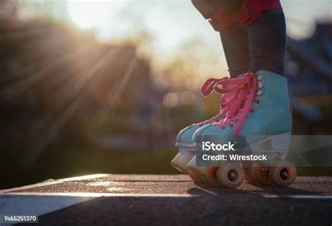 분홍색 끈과 무릎 패드가 있는 파란색 롤러 스케이트를 타고 서 있는 소녀 롤러 스케이트에 대한 스톡 사진 및 기타 이미지 롤러 스케이트 건강한 생활방식 레저 추구