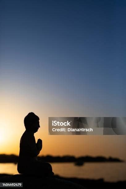 Siluet Buddha Berdoa Saat Matahari Terbit Yang Sesungguhnya Foto Stok