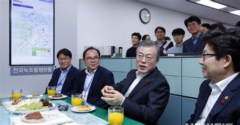 환경부 수질관리과 방문해 직원 격려하는 문 대통령