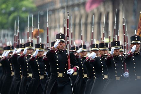 Encabeza AMLO el Desfile Cívico Militar en conmemoración del 213