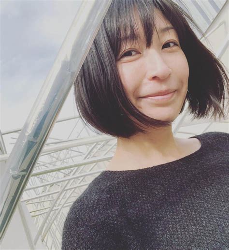 小野真弓さんのインスタグラム写真 小野真弓instagram「おはようございます 真っ暗闇の中、わんこ時計に起こされました🐶🐶