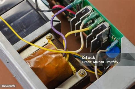 전자 폐기물 재활용 개념 변압기와 전선이 있는 오래된 장치 변압기에 대한 스톡 사진 및 기타 이미지 변압기 고철 공학 Istock