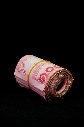 태국 통화 태국 왕의 이미지와 함께 태국 바트 닫습니다 검은 배경에 100 Bahts의 명칭 0명에 대한 스톡 사진 및 기타