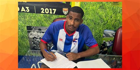 Maroca Atleta De Futebol Amargosense Assina Contrato Profissional