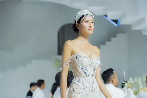 Hot Girl Hà My Và Bạn Trai Nổi Tiếng Hôn Nhau Trên Sàn Diễn Báo Dân Trí