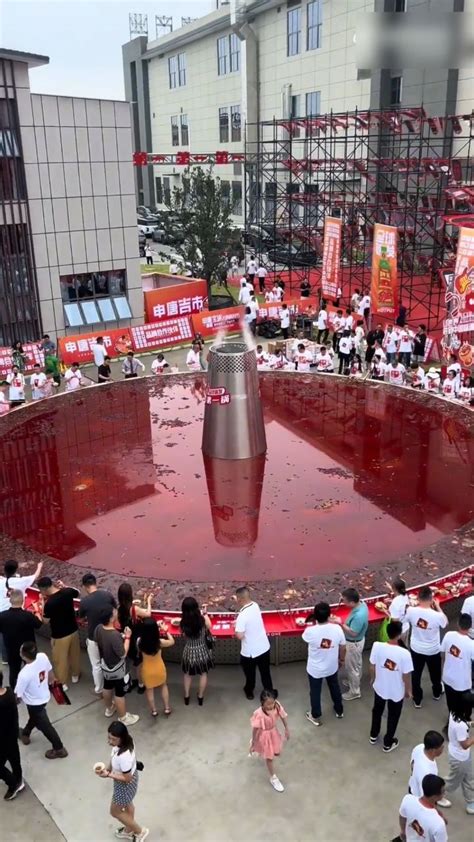 四川眉山千人共吃全球第一大火锅搭台用了8天底料近2吨 高清1080P在线观看平台 腾讯视频