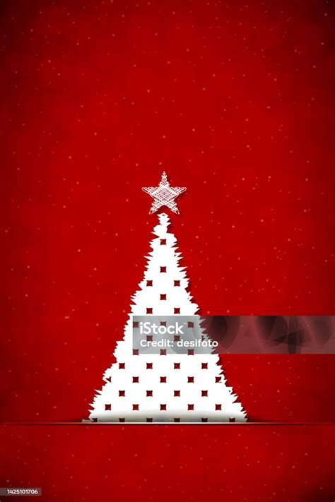 미묘한 빛나는 활기찬 다크 마룬 레드 수직으로 빛나는 축제 크리스마스 배경의 하단 가장자리에있는 하얀 색의 눈 프릴 꼭대기에 별이있는 하나의 예술적 크리스마스 트리가있는