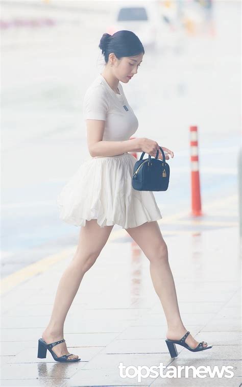 권은비 ‘장맛비 속에서 나타난 아름다운 백조 김포공항 출국 Hd포토 최규석 기자 톱스타뉴스 엔터가요