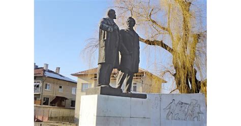 Село Баня единствено с Ленин и Георги Димитров