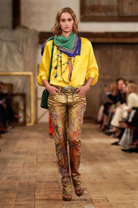拉夫·劳伦（ralph Lauren）携带春季2024年的液态黄金礼服回归纽约时装周 M Girl