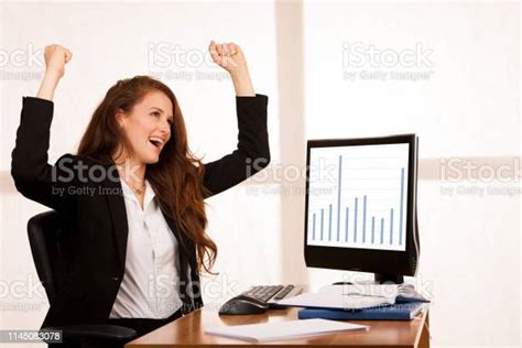 그녀의 사무실에서 책상 뒤에 팔을 가진 아름 다운 젊은 비즈니스 여자 제스처 성공 백인종에 대한 스톡 사진 및 기타 이미지