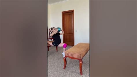 Эффективные упражнения на растяжку с предметом мячом художественная