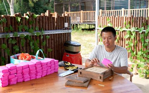 华农兄弟中秋节做点土饼子吃一块顶两餐 华农兄弟 华农兄弟 哔哩哔哩视频