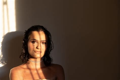 Cantora e compositora mineira Bia Gullo lança a delicada Pedir Clareza