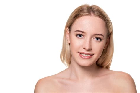 Макро красивая модель позирует с белым фоном Бесплатно Фото