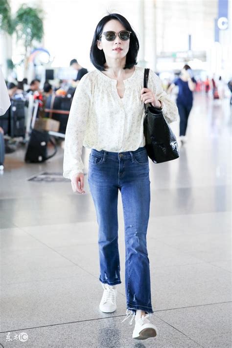 46歲俞飛鴻只穿一件白衫就美過王菲，這才是真正的機場街拍！ 每日頭條