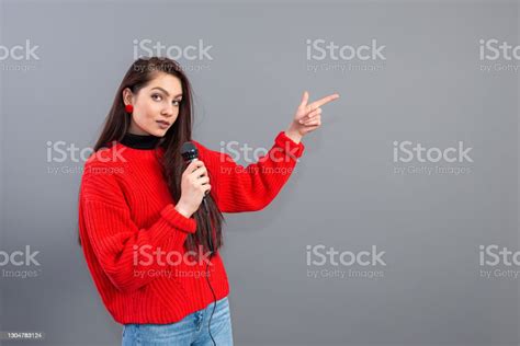 빨간 스웨터를 입은 여성 컨퍼런스 스피커가 주의를 환기 고립 가수에 대한 스톡 사진 및 기타 이미지 가수 갈색 머리 공연