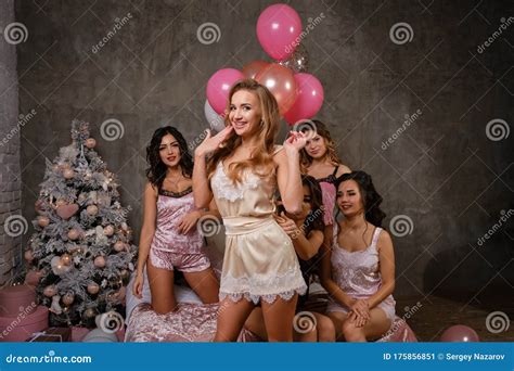 穿着性感内衣的漂亮女人在母鸡派对上玩得开心，坐在床上，摆姿势微笑 新年演播室 库存图片 图片 包括有 夫人 活动 175856851